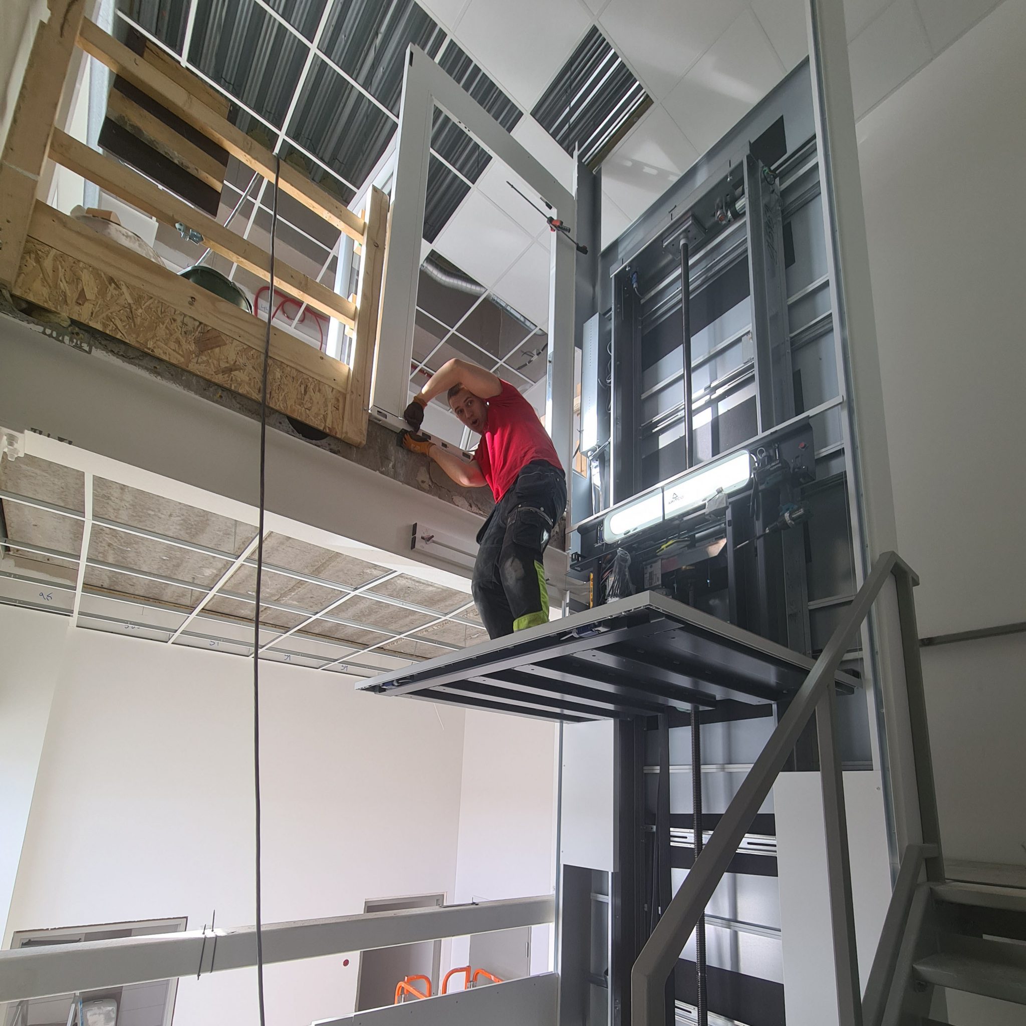 Varför välja en plattformshiss framför en konventionell hiss? | Aritco